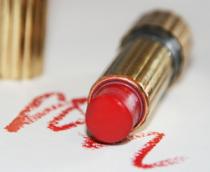 Nettoyer et enlever une tache rouge à lèvre